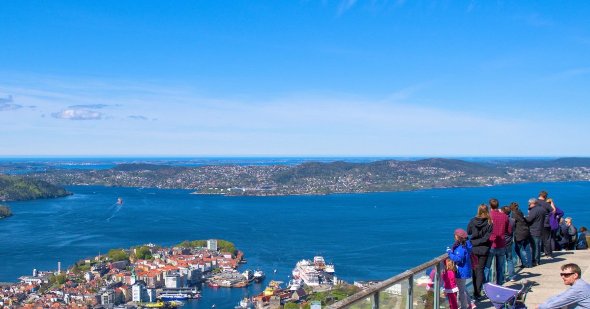 Wandern am Berg Fløyen in Bergen / Authentic Scandinavia